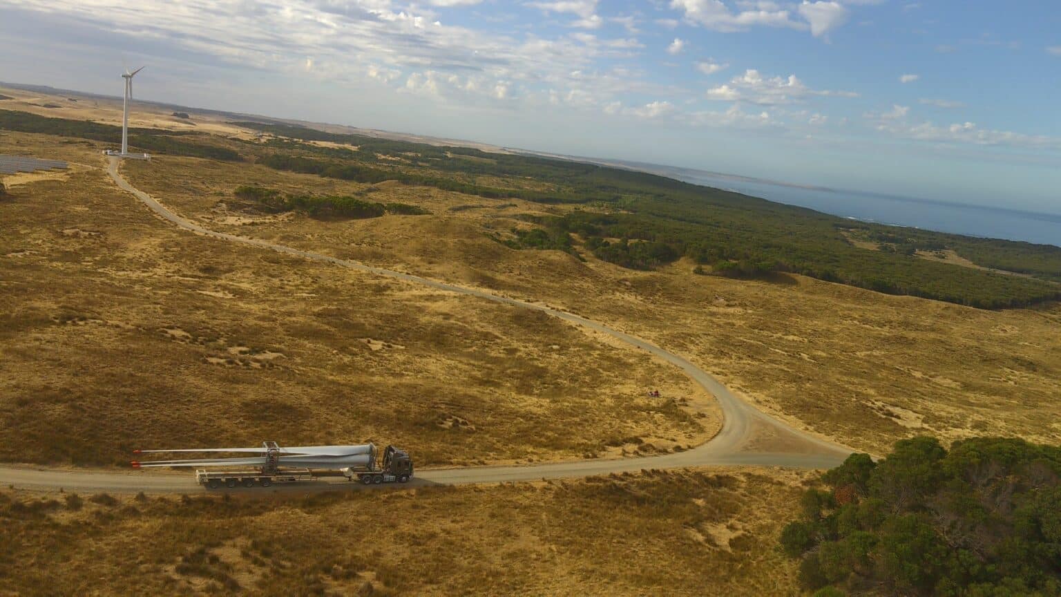 New Hydro Tasmania wind turbine blades arrive on King Island - Utility ...